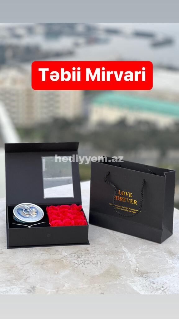 Mirvari Boyunbagili Qoxulu Qırmızı Gül Qutusu №j01 — Hediyyem.az