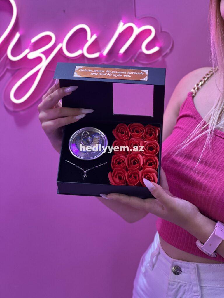 Mirvari Boyunbagili Qoxulu Qırmızı Gül Qutusu №j6 — Hediyyem.az